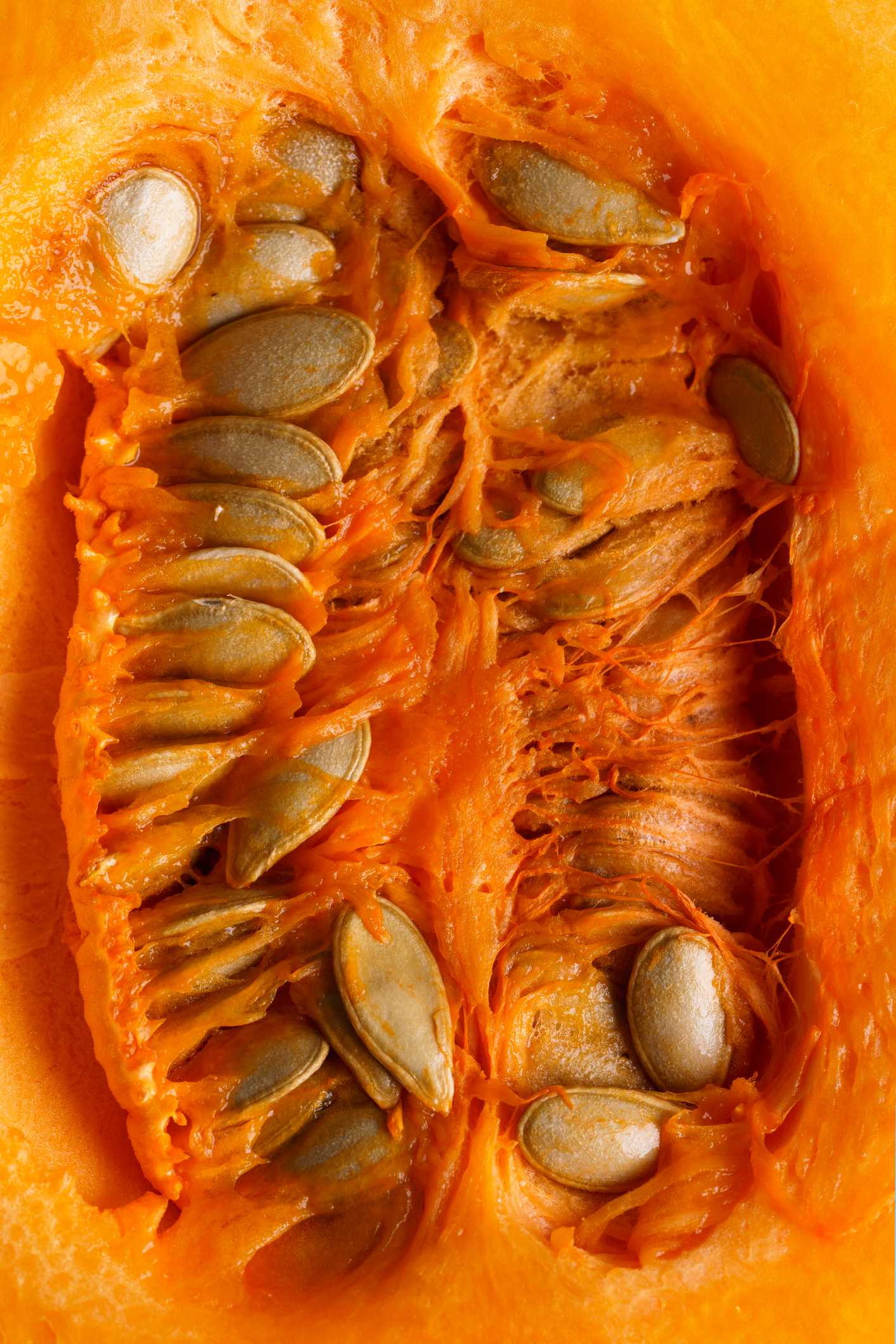 pompoen uithollen & schillen: zo doe je dat | delicious.magazine