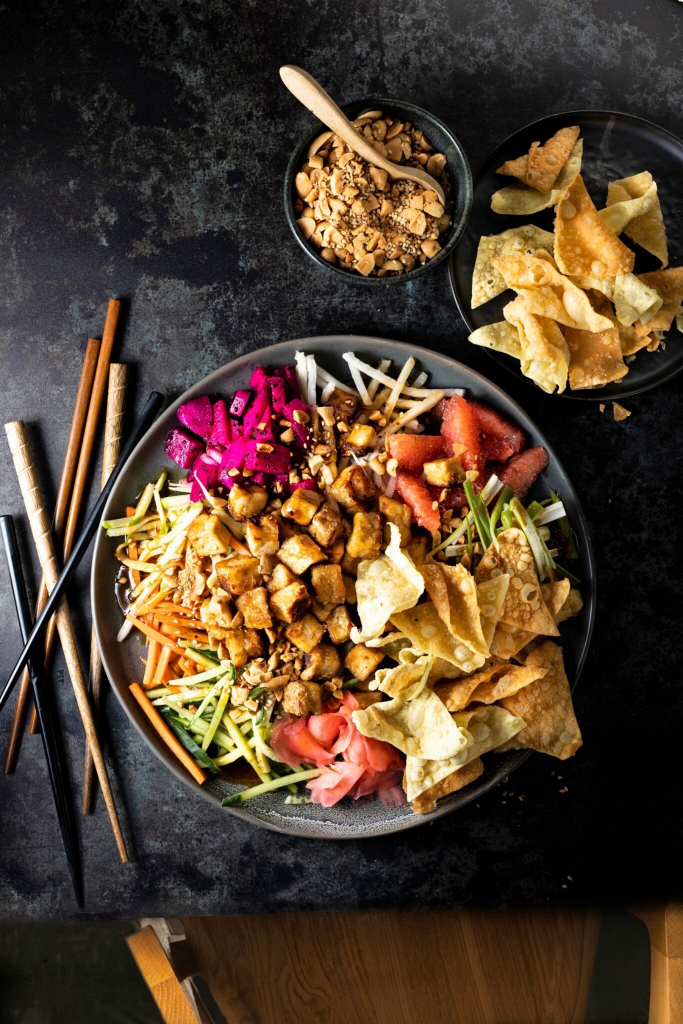 salade met tofoe, pruimendressing en pindakruim | delicious.magazine
