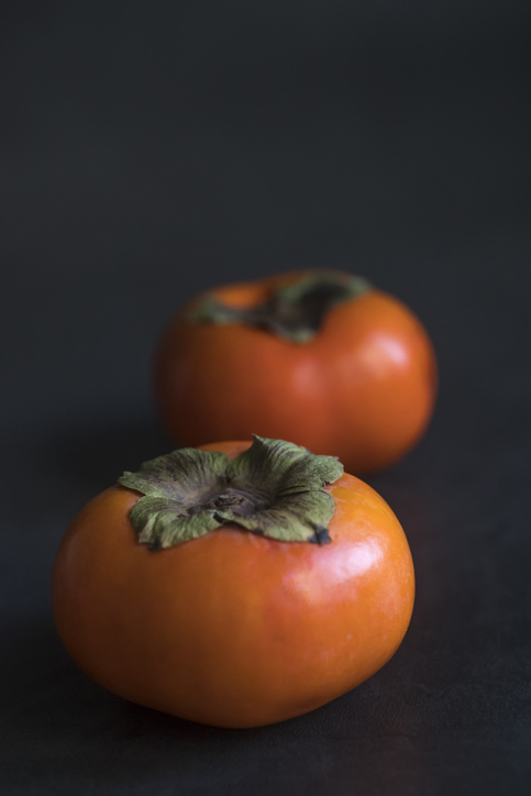 kun je de schil van kaki fruit eten? | delicious.magazine