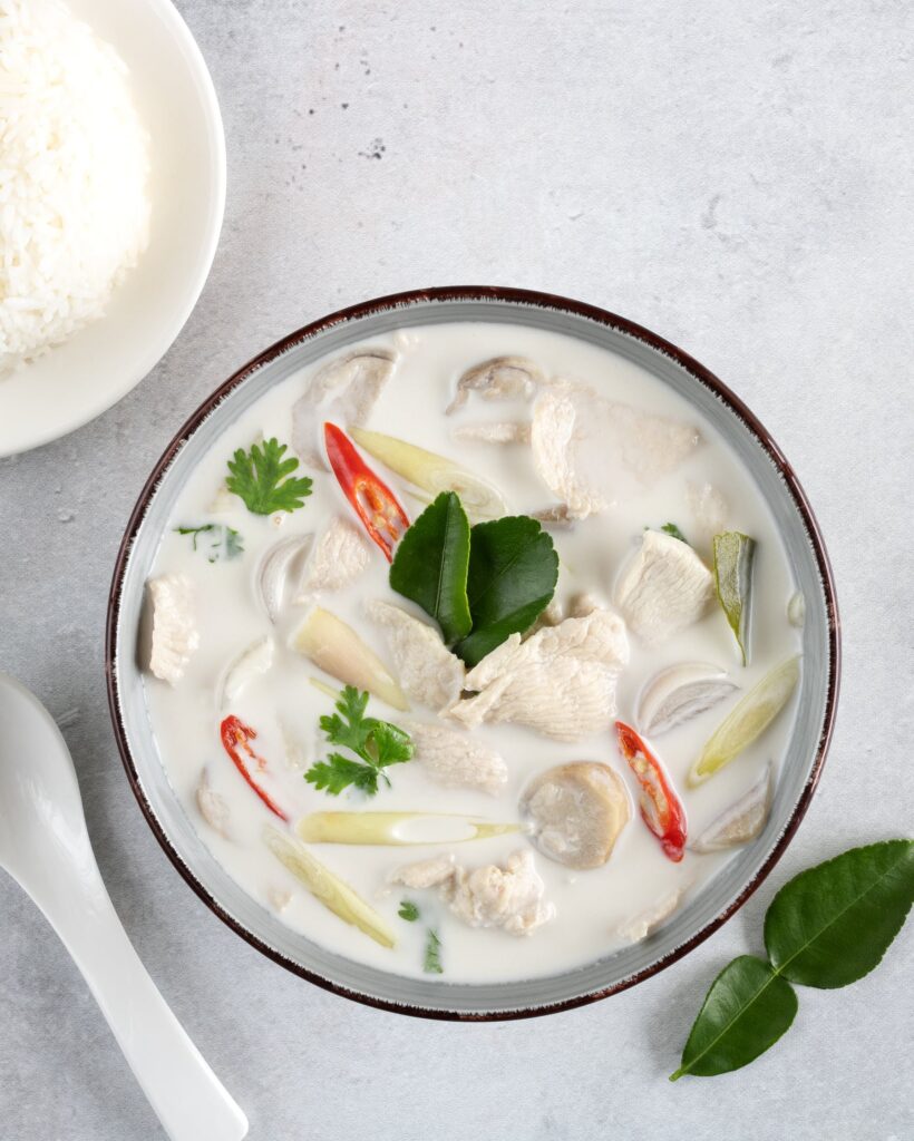 tom ka khai – Thaise kokossoep met kip en laos | delicious.magazine