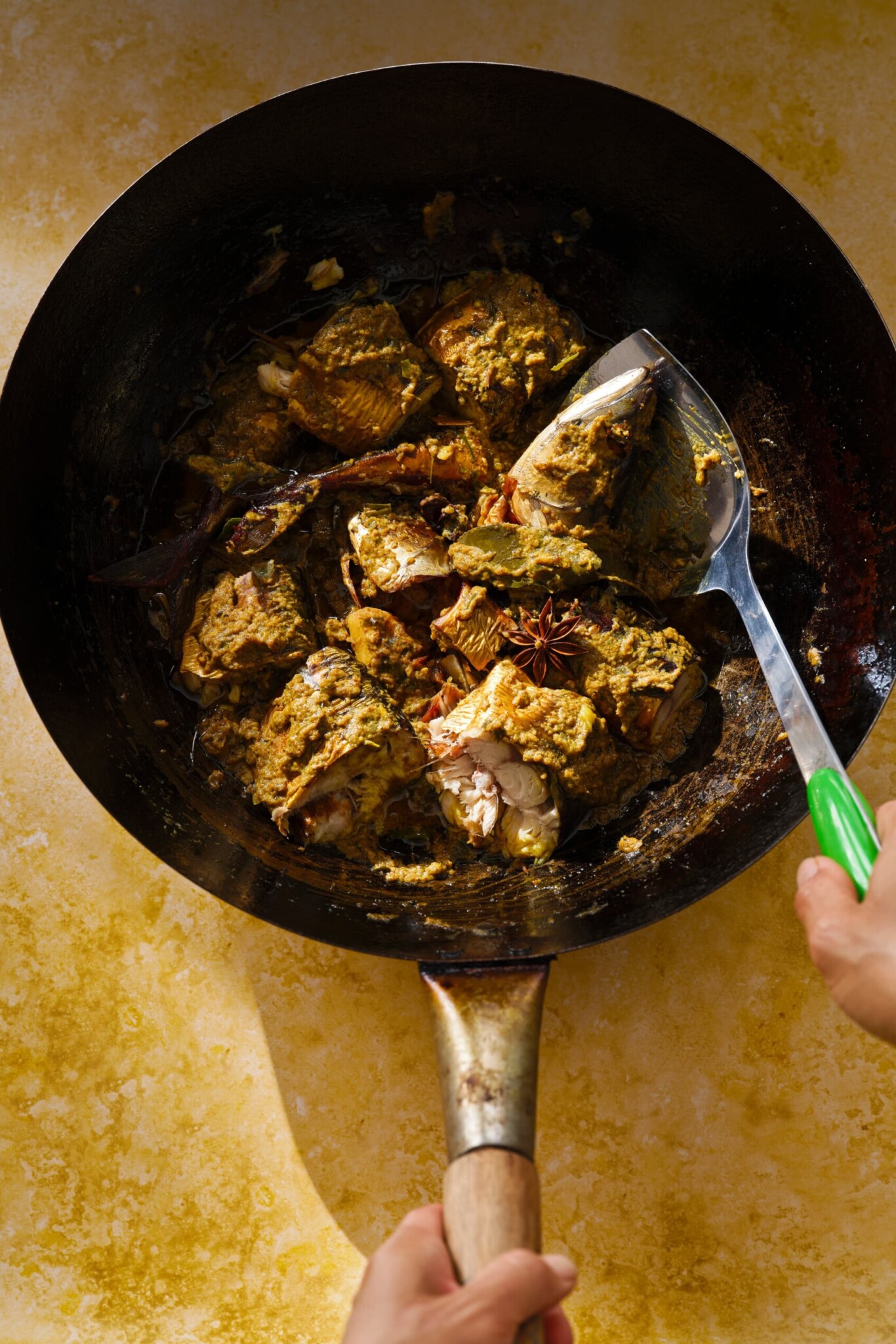 Maureen Tans rendang van gerookte makreel | delicious.magazine