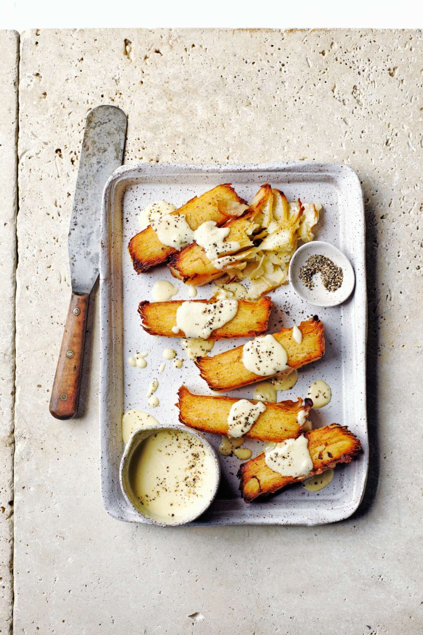 14-uurs krokante aardappel met kaassaus | delicious.magazine