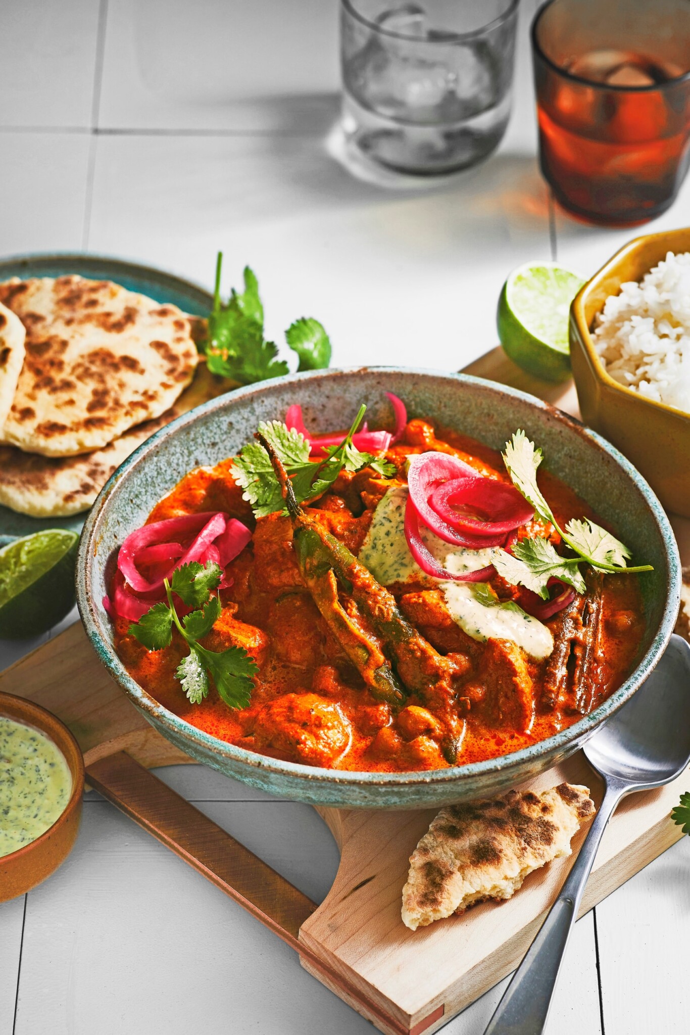 butter chicken met kikkererwten & yoghurt-flatbread | delicious.magazine