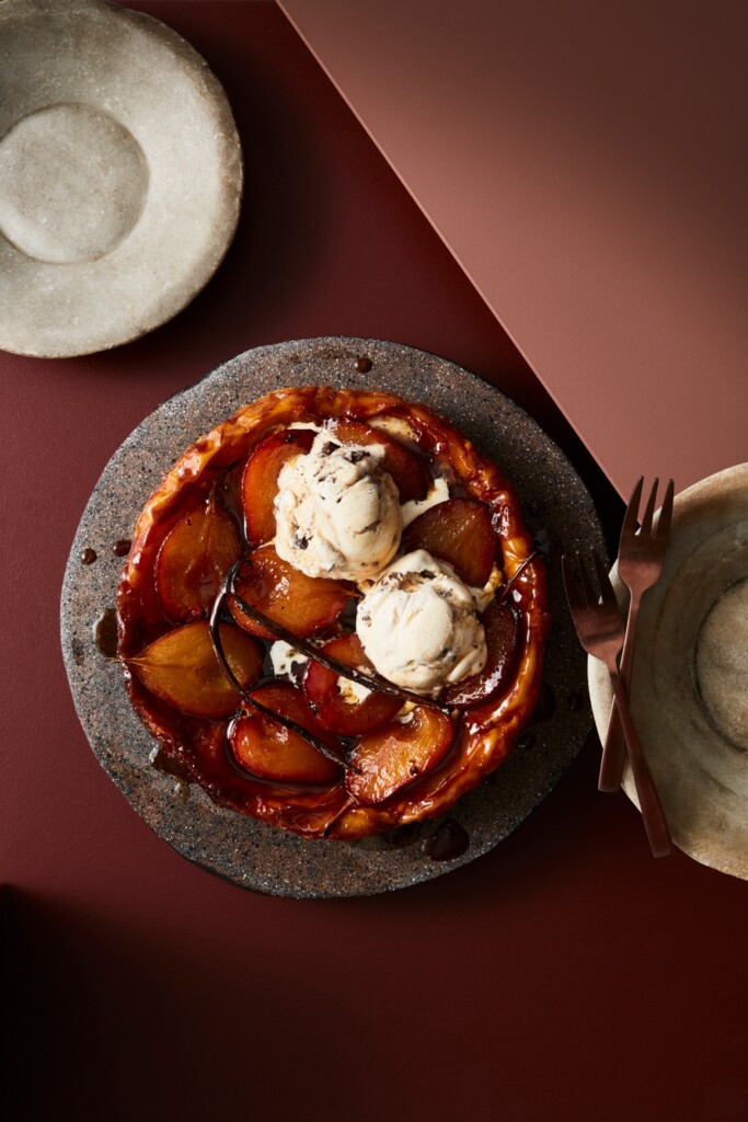 tarte tatin met peren & mokka-chocolade-ijs | delicious.magazine