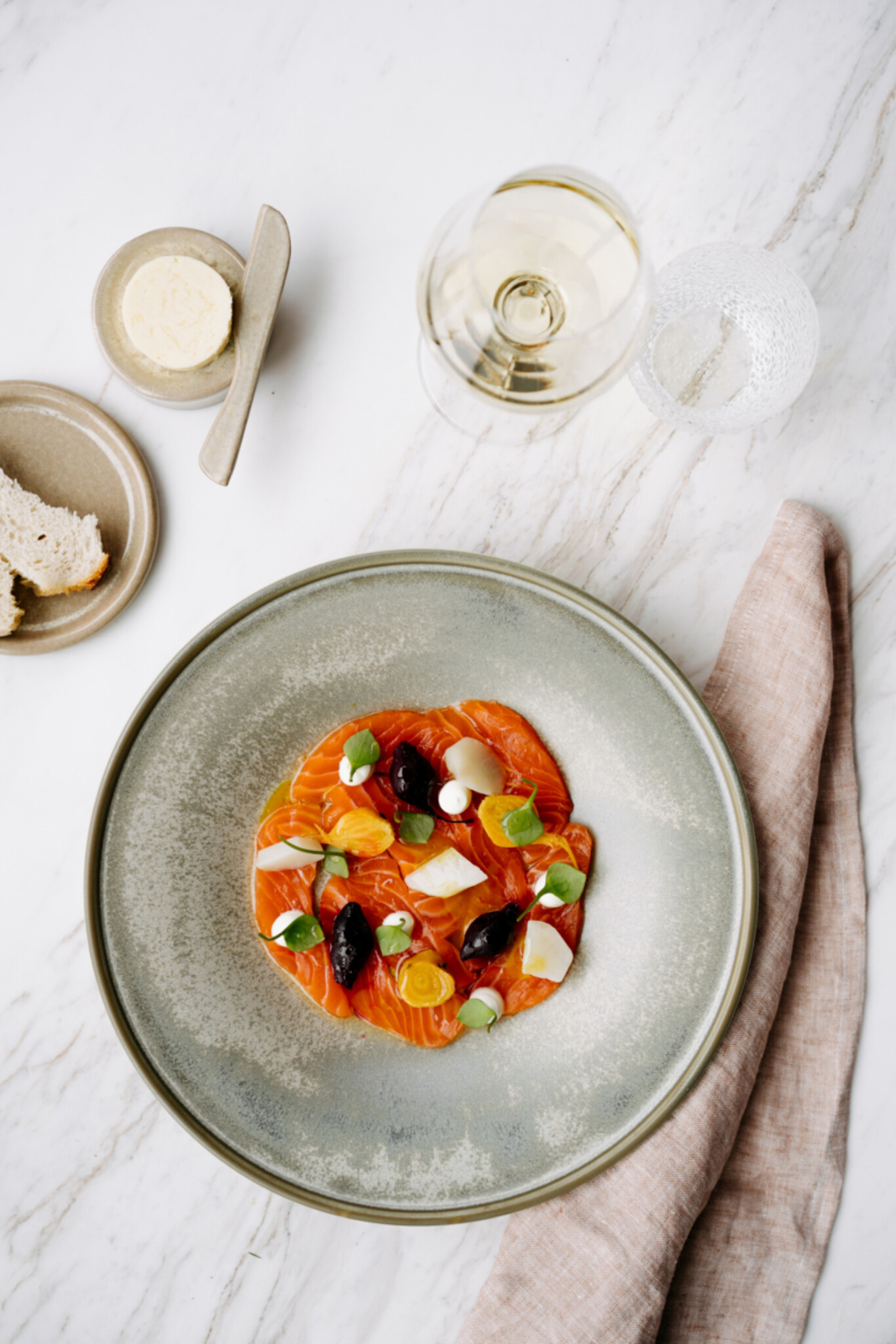 ingelegde gerookte zalm met biet, aardpeer & curry-vinaigrette ...