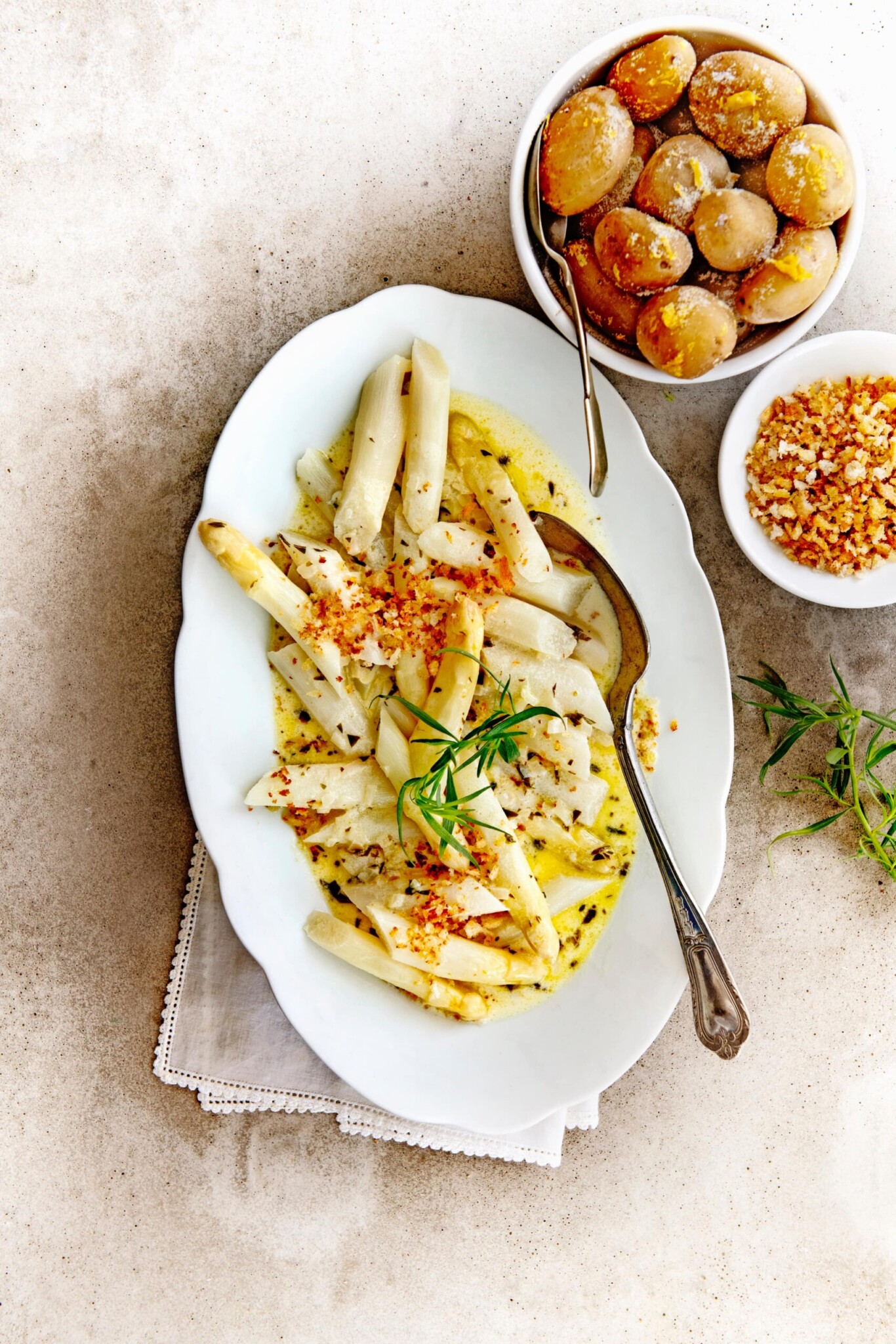 witte asperges in dragonroom met knoflookcrisp | delicious.magazine