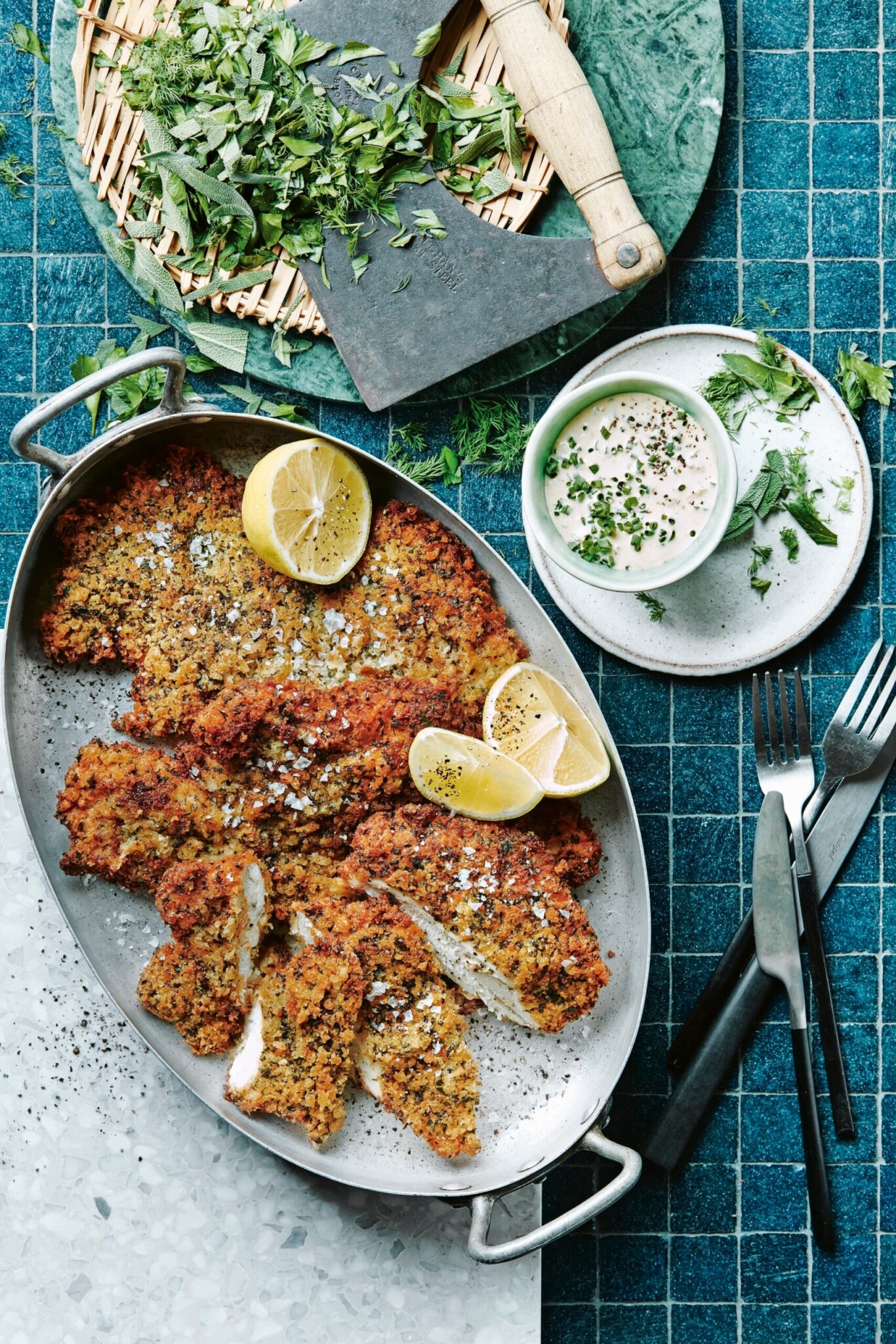 kipschnitzel met jalapeño-kruidenmayo | delicious.magazine
