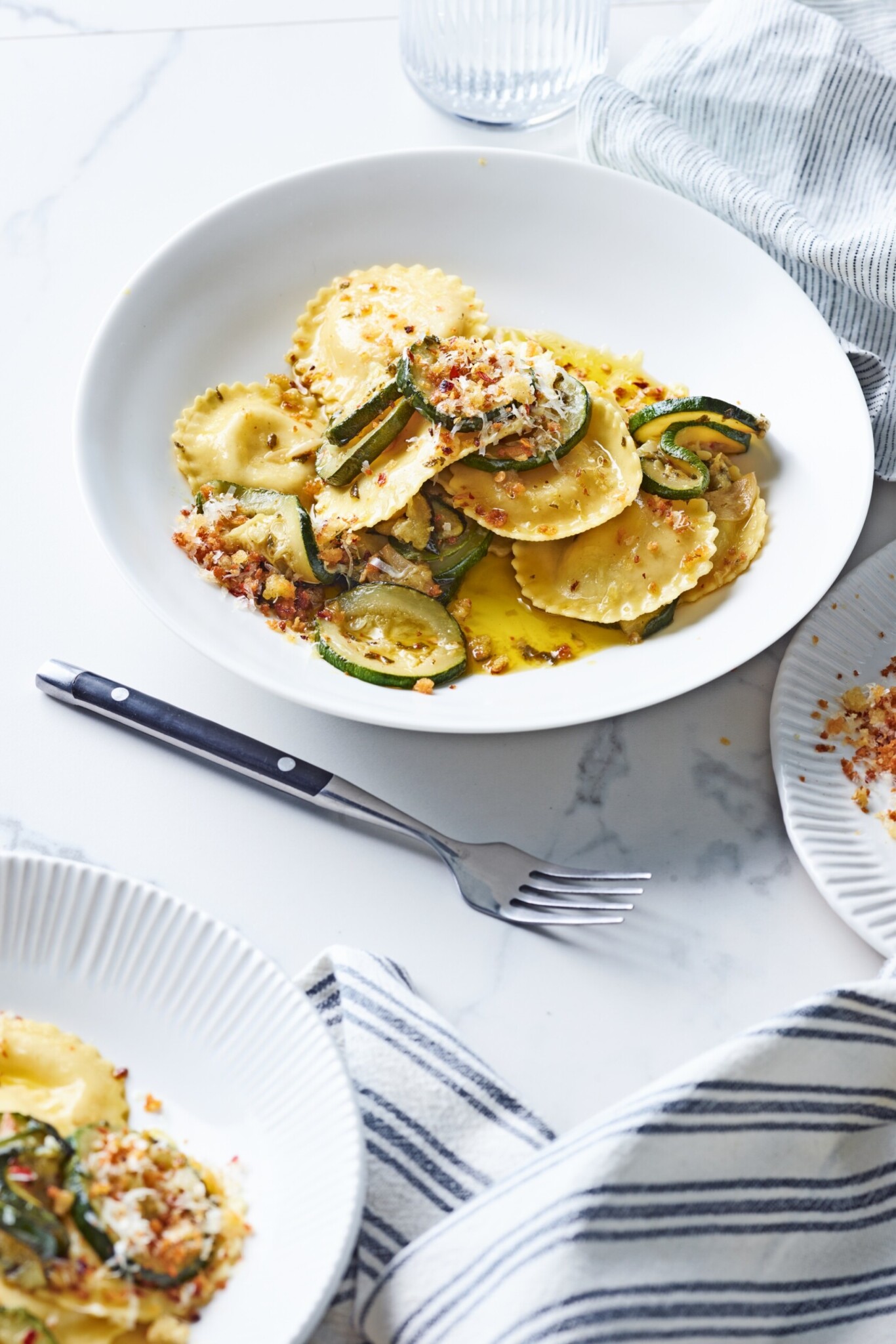 kaas-ravioli met met gekonfijte courgette & pecorino-pangrattato ...