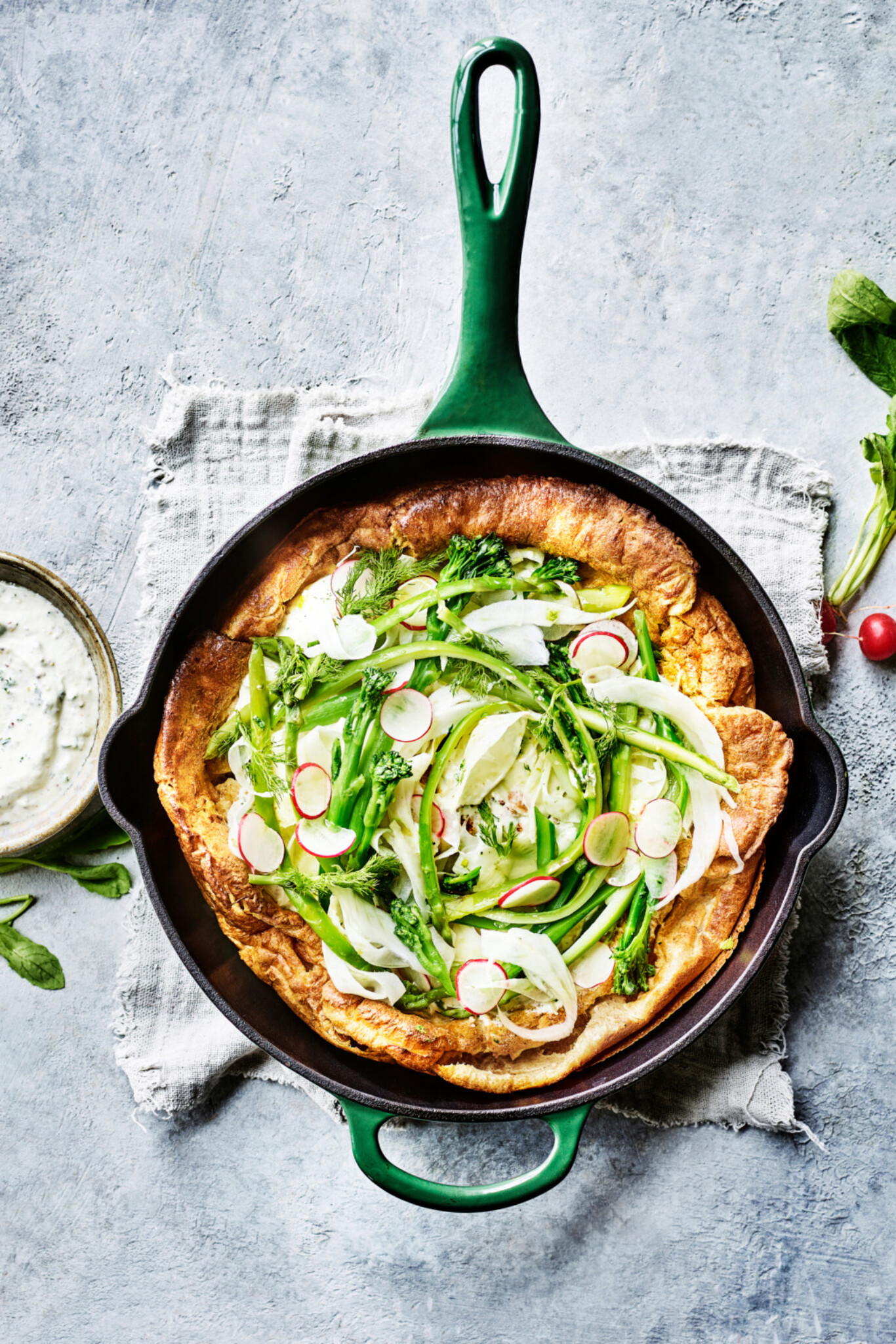 dutch baby met mosterdhangop en asperges | delicious.magazine