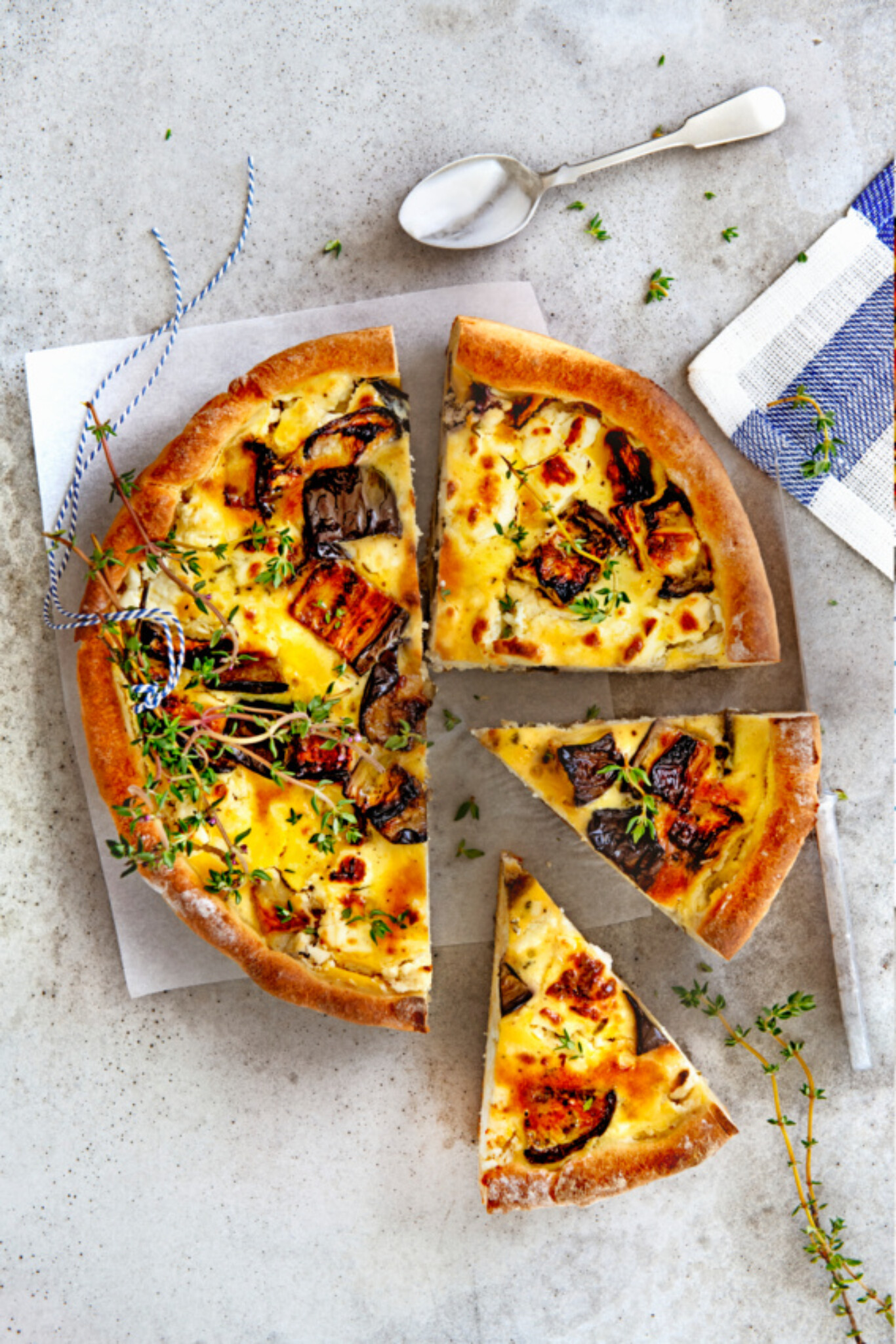 geroosterde aubergine-fetaquiche met amandelyoghurtdeeg | delicious ...