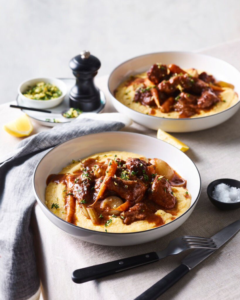 gestoofde varkenswangen in rode wijn met polenta | delicious.magazine