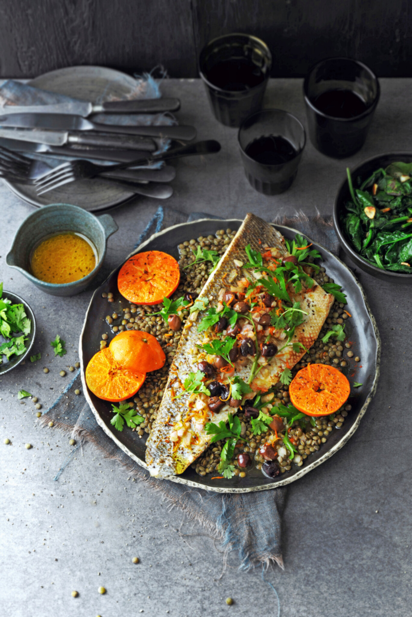 zeebaars met mandarijnsalsa en linzen | delicious.magazine