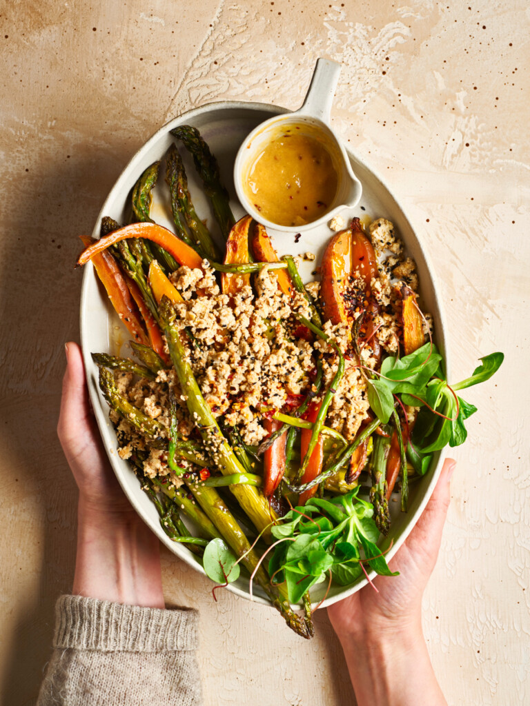 asperges met citrussesamtofoe-crumble | delicious.magazine