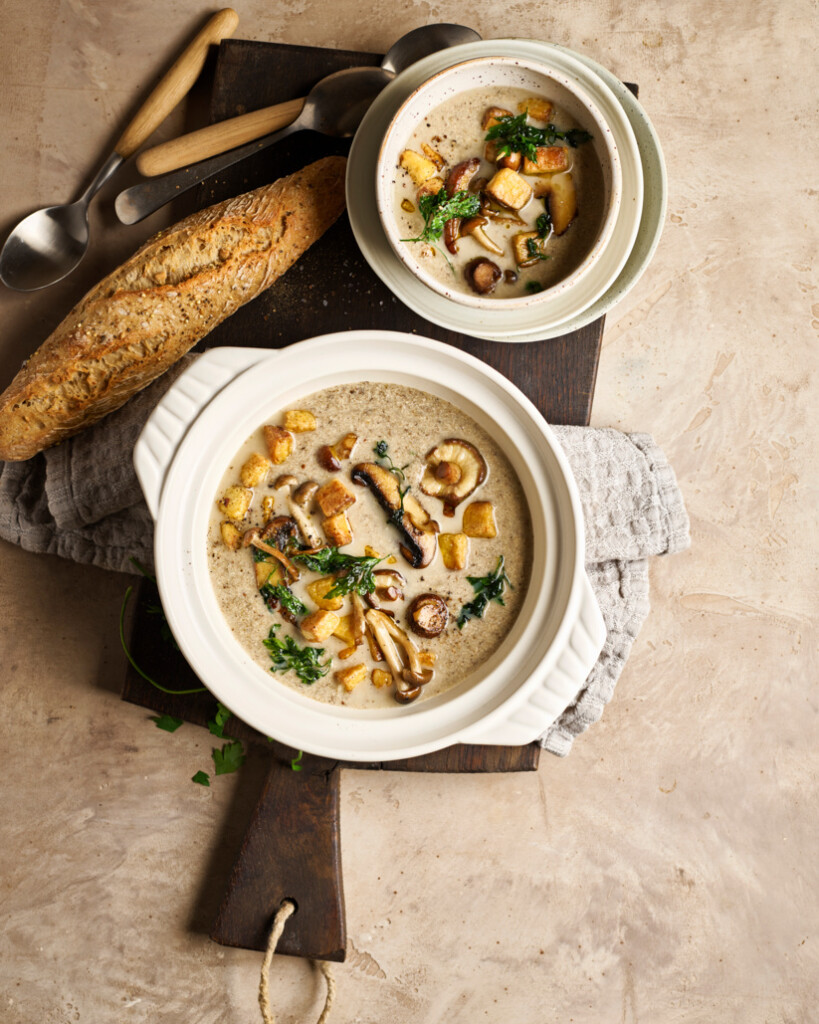 tofoe-paddenstoelensoep met tofoe-croutons | delicious.magazine