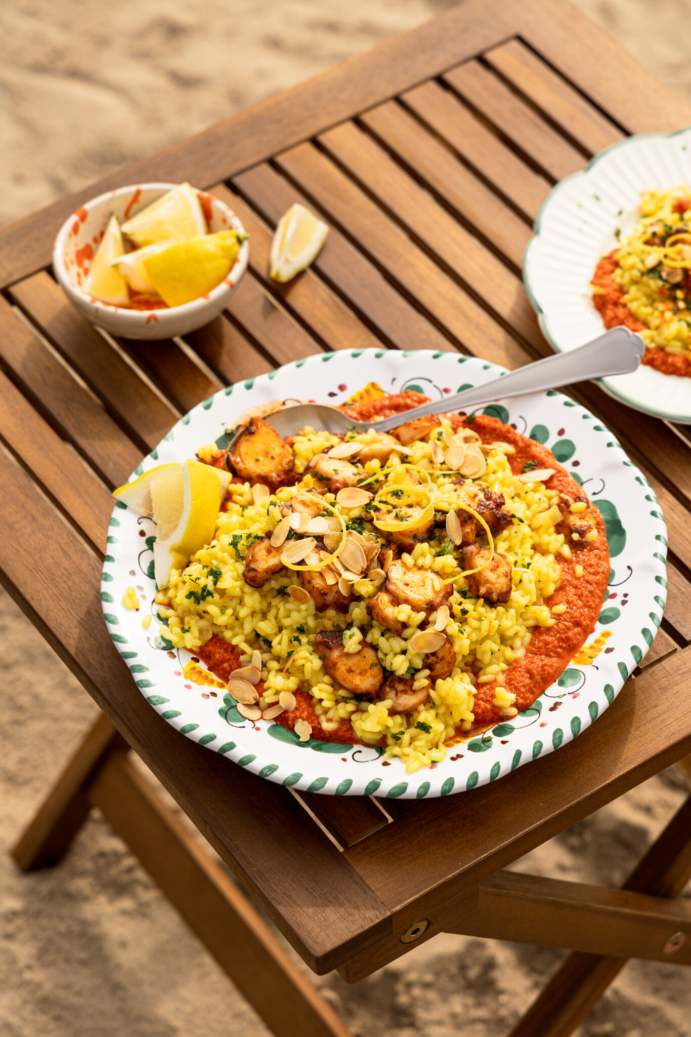 paella met geroosterde octopus en amandelpaprikacrème | delicious.magazine