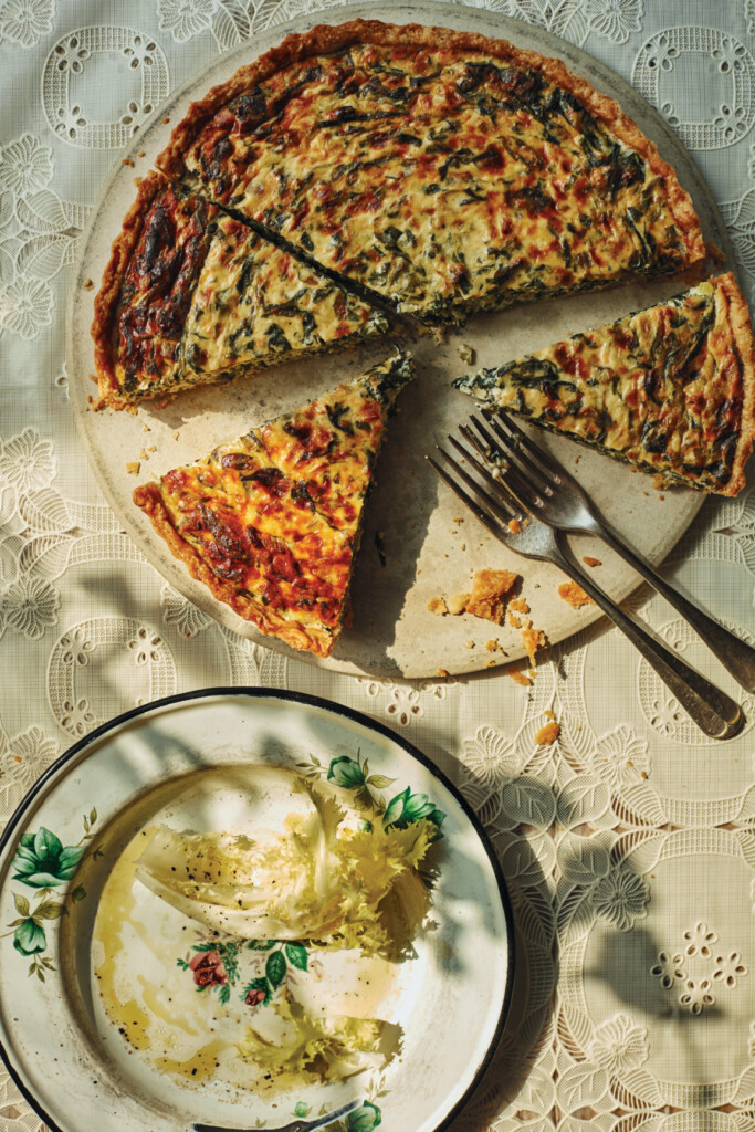 snijbiettaart met prei en ricotta (Barbajuantaart) van Georgina Hayden ...
