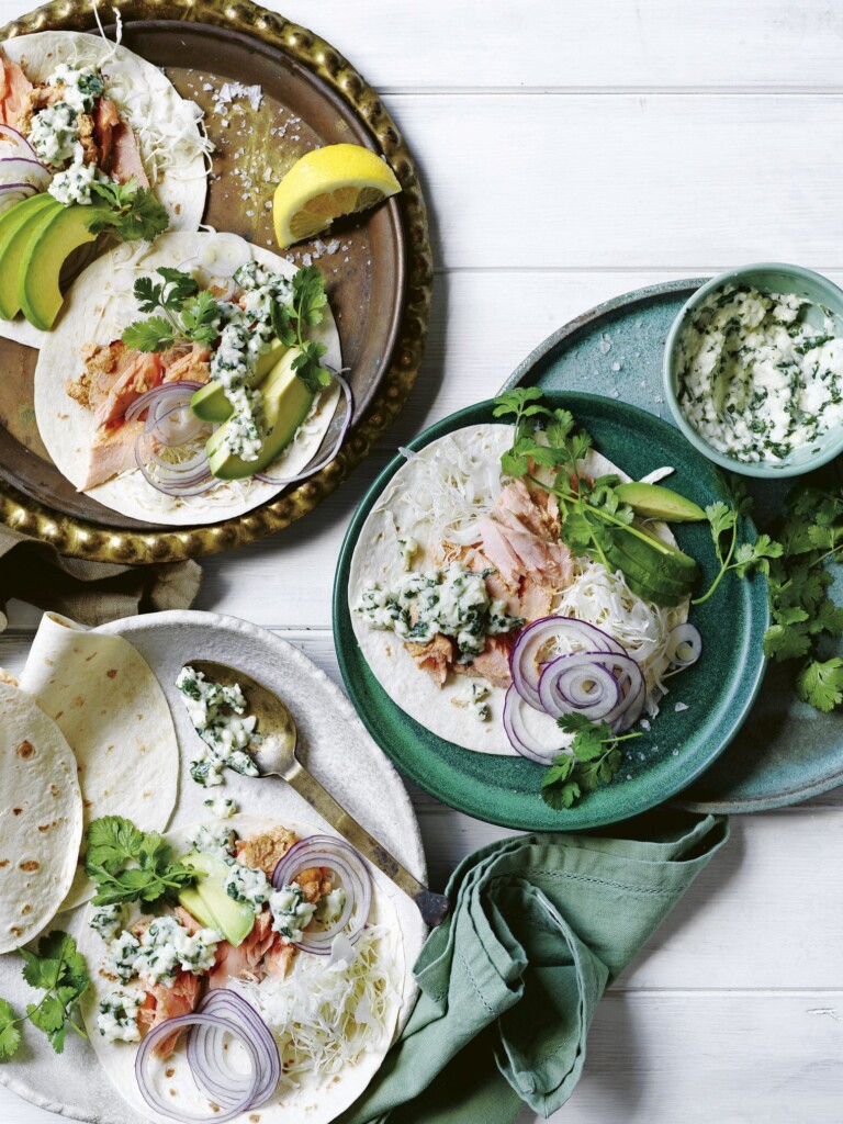 tandoori-zalmtaco's met kokos-koriandercrema | delicious.magazine